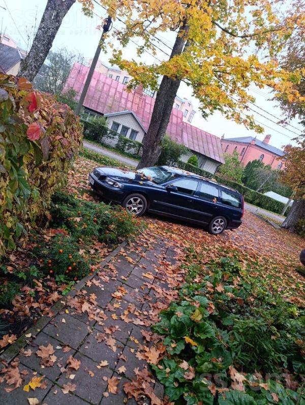 Blue Volvo V70 2002 in Jurmala, with an engine capacity of 2.40 L and mileage of 285 thousand km for 1800 €, photo 1 on AUTOMOTO.COM.LV