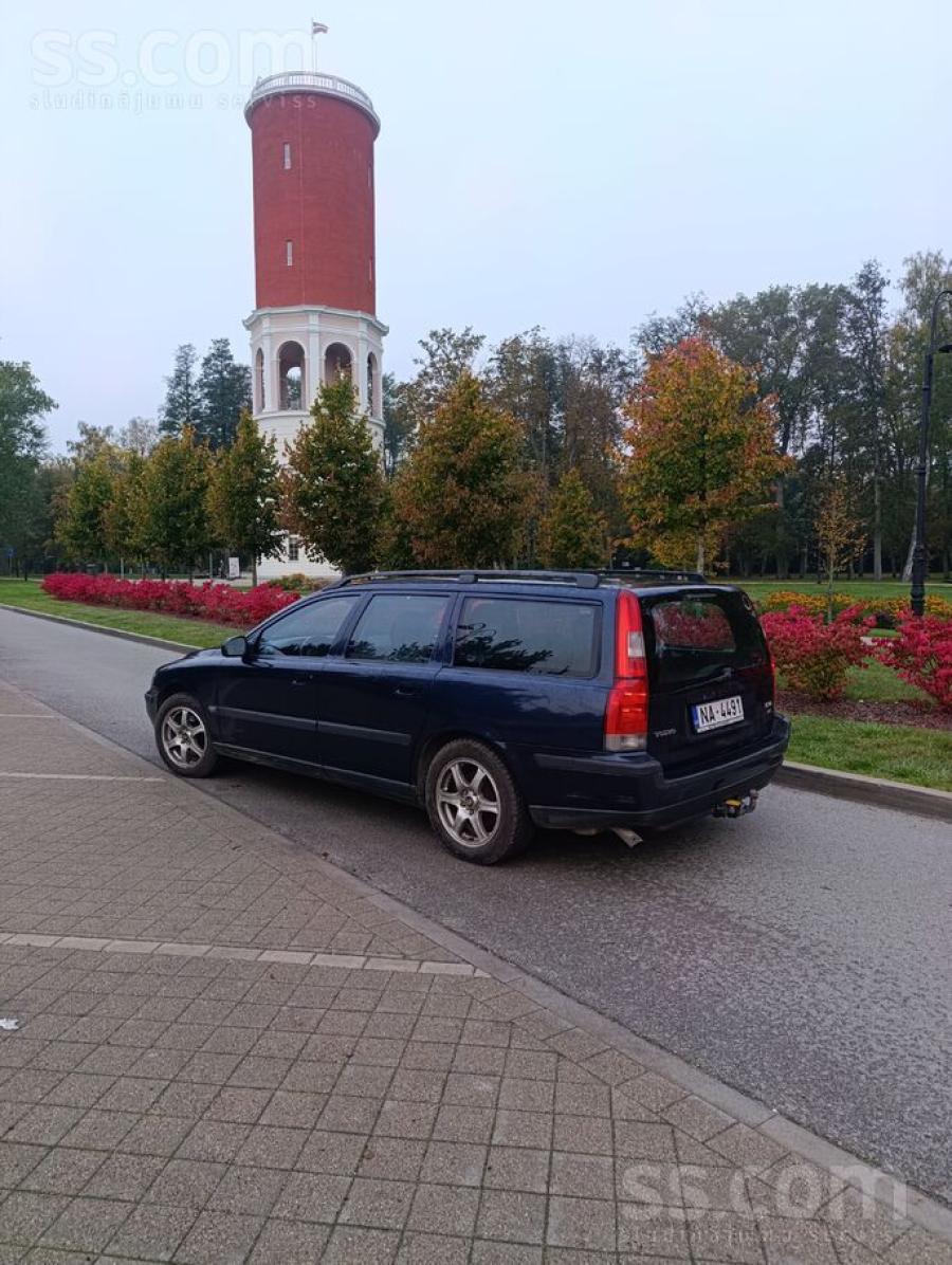 Zils Volvo V70 2002 Jūrmala, ar dzinēja tilpumu 2.40 L un nobraukumu 285 tūkst. km par 1800 €, foto 3 vietnē AUTOMOTO.COM.LV