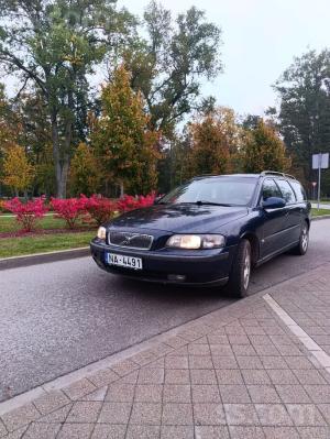 Zils Volvo V70 2002 Jūrmala, ar dzinēja tilpumu 2.40 L un nobraukumu 285 tūkst. km par 1800 €, foto 4 vietnē AUTOMOTO.COM.LV
