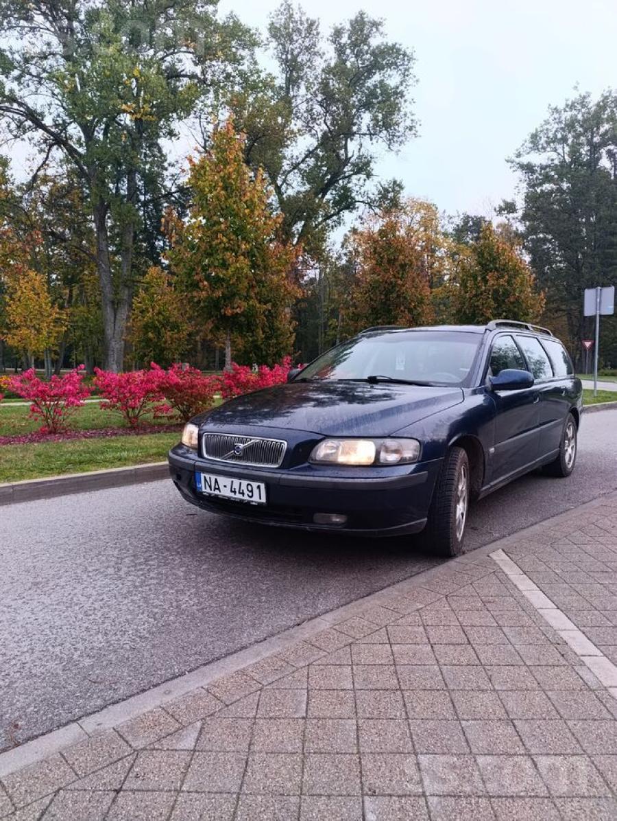 Zils Volvo V70 2002 Jūrmala, ar dzinēja tilpumu 2.40 L un nobraukumu 285 tūkst. km par 1800 €, foto 4 vietnē AUTOMOTO.COM.LV