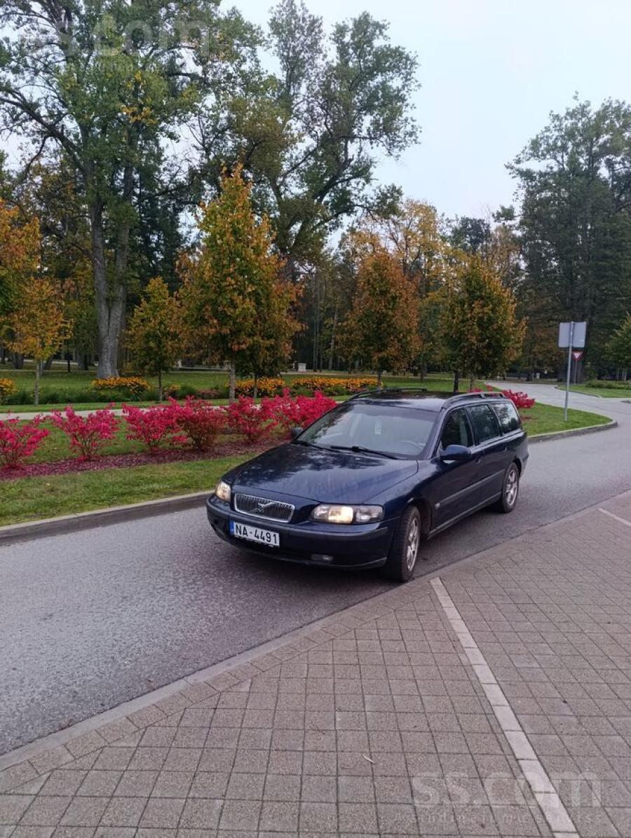 Zils Volvo V70 2002 Jūrmala, ar dzinēja tilpumu 2.40 L un nobraukumu 285 tūkst. km par 1800 €, foto 5 vietnē AUTOMOTO.COM.LV