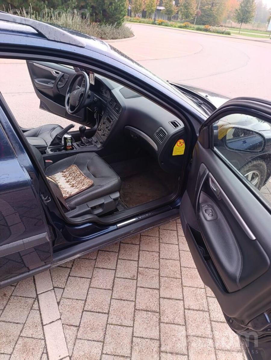 Zils Volvo V70 2002 Jūrmala, ar dzinēja tilpumu 2.40 L un nobraukumu 285 tūkst. km par 1800 €, foto 17 vietnē AUTOMOTO.COM.LV