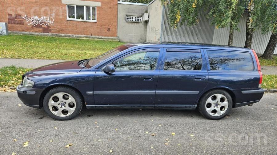 Blue Volvo V70 2002 in Daugavpils, with an engine capacity of 2.40 L and mileage of 362 thousand km for 1250 €, photo 3 on AUTOMOTO.COM.LV