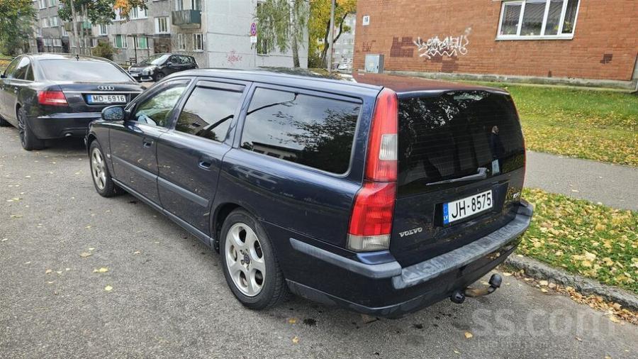 Blue Volvo V70 2002 in Daugavpils, with an engine capacity of 2.40 L and mileage of 362 thousand km for 1250 €, photo 4 on AUTOMOTO.COM.LV