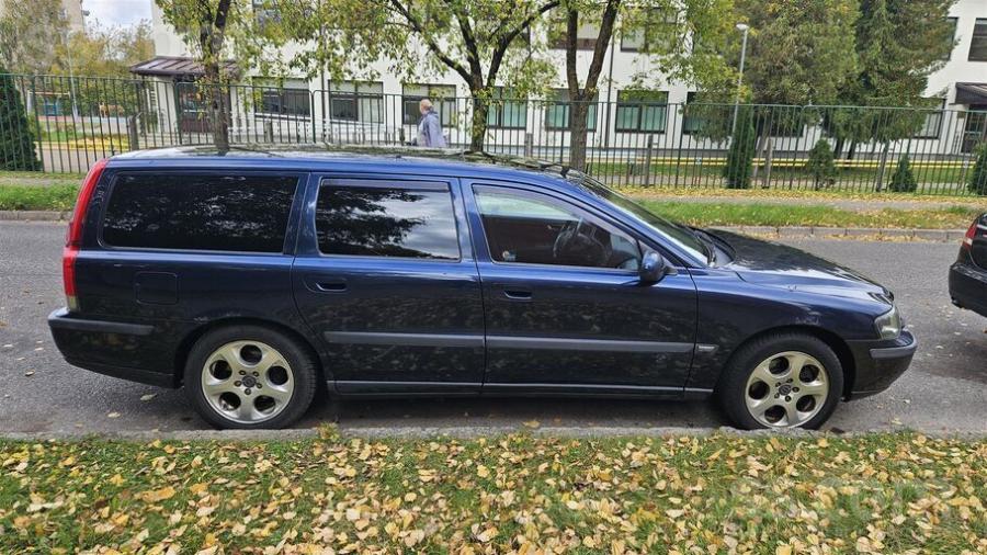 Blue Volvo V70 2002 in Daugavpils, with an engine capacity of 2.40 L and mileage of 362 thousand km for 1250 €, photo 7 on AUTOMOTO.COM.LV