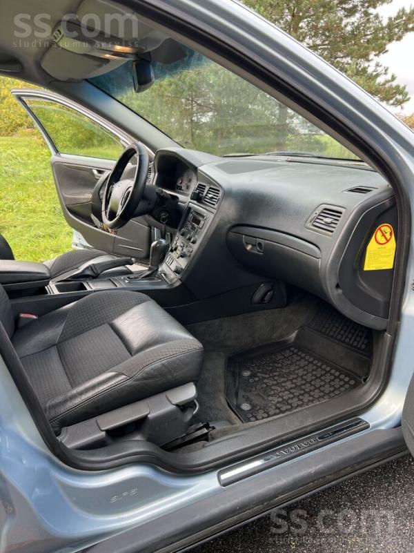 Zils Volvo V70 2002 Rīga, ar dzinēja tilpumu 2.40 L un nobraukumu 216 tūkst. km par 2100 €, foto 7 vietnē AUTOMOTO.COM.LV