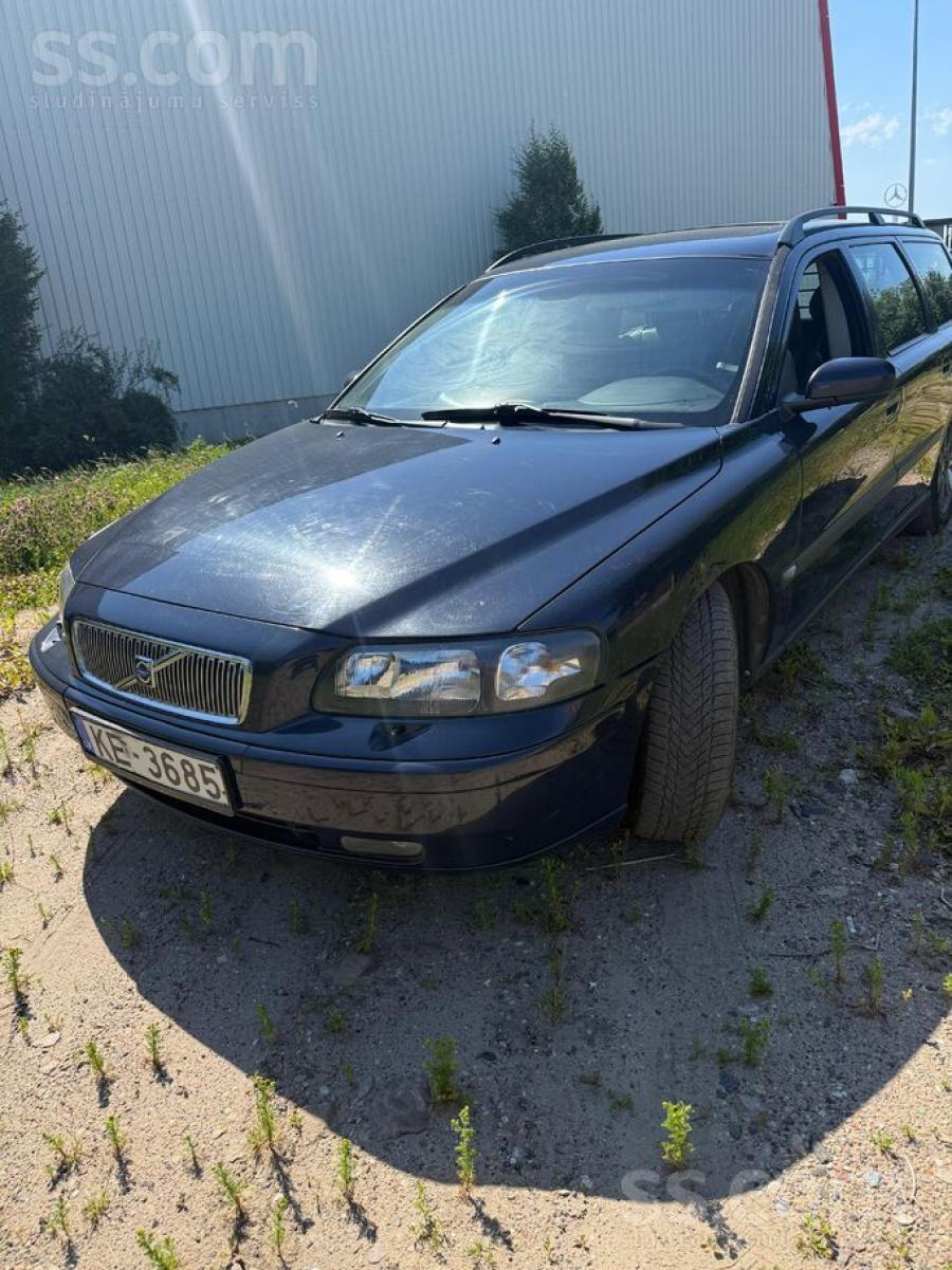 Blue Volvo V70 2003 in Riga, with an engine capacity of 2.40 L and mileage of 404 thousand km for 1300 €, photo 1 on AUTOMOTO.COM.LV