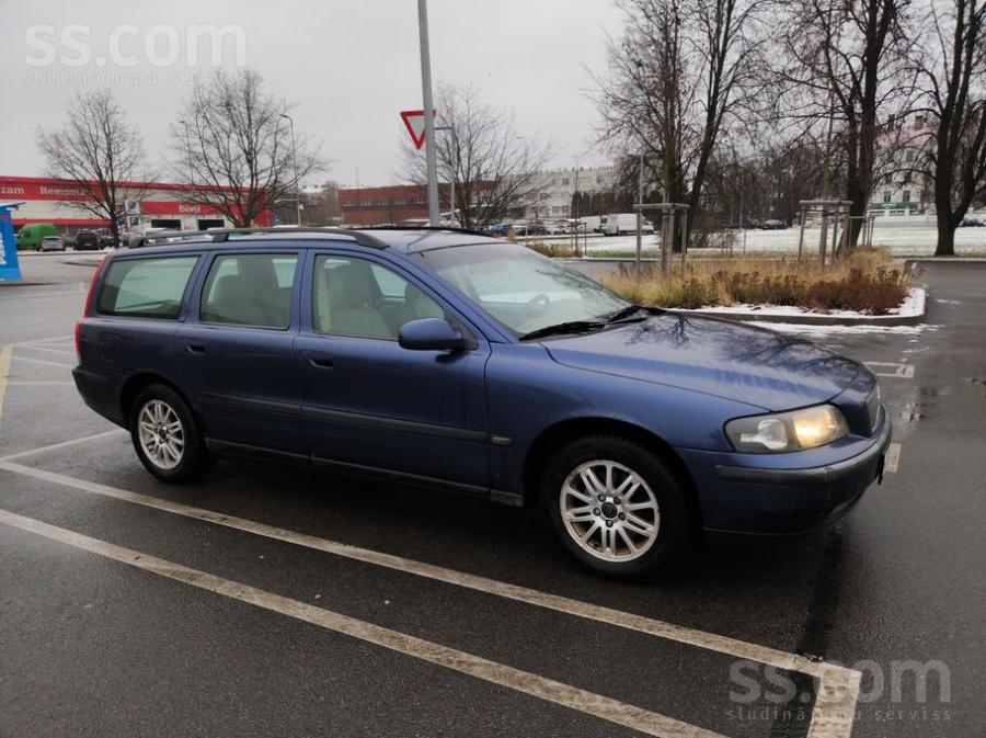 Blue Volvo V70 2003 in Riga, with an engine capacity of 2.40 L and mileage of 376 thousand km for 1350 €, photo 1 on AUTOMOTO.COM.LV