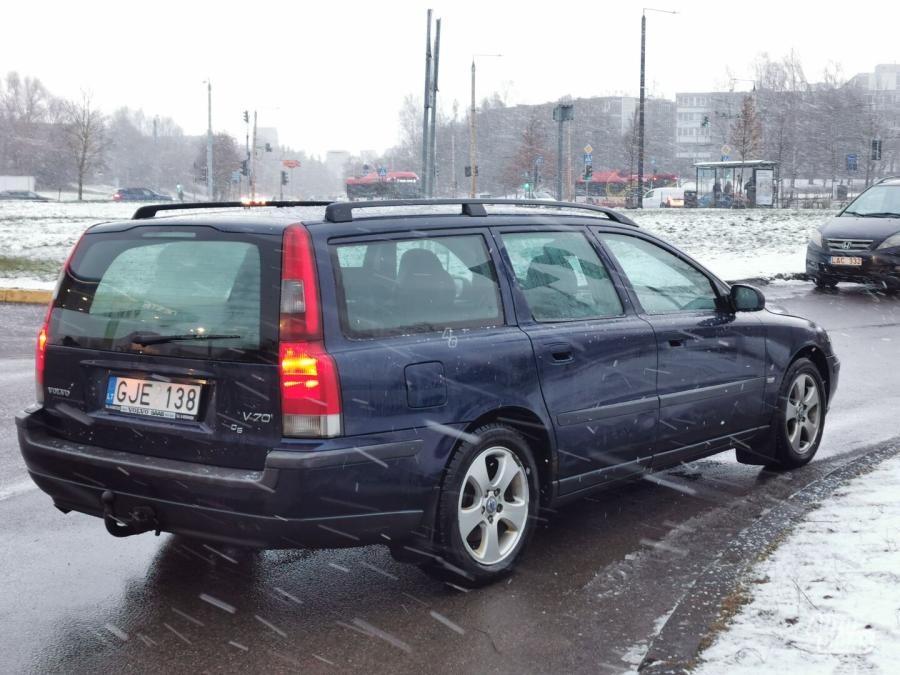 Zils Volvo V70 2003 Viļņa, ar dzinēja tilpumu 2.40 L un nobraukumu 330 tūkst. km par 750 €, foto 2 vietnē AUTOMOTO.COM.LV