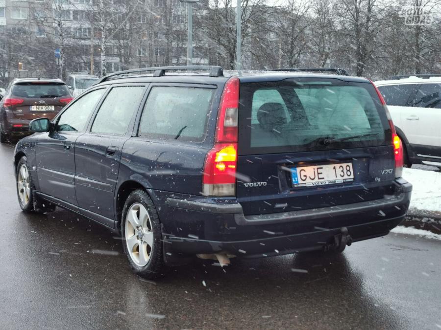 Zils Volvo V70 2003 Viļņa, ar dzinēja tilpumu 2.40 L un nobraukumu 330 tūkst. km par 750 €, foto 4 vietnē AUTOMOTO.COM.LV
