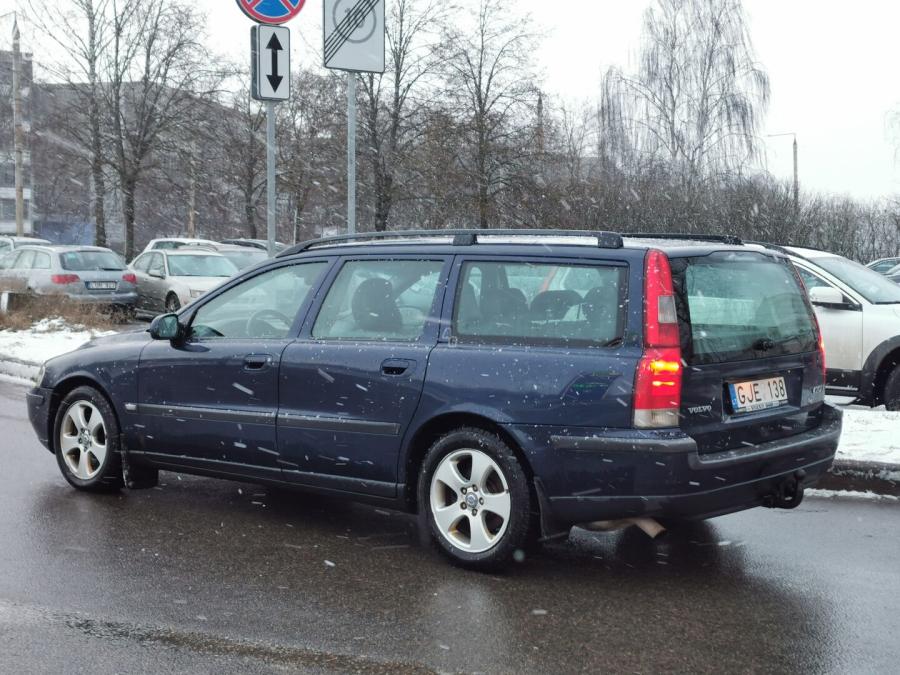 Zils Volvo V70 2003 Viļņa, ar dzinēja tilpumu 2.40 L un nobraukumu 330 tūkst. km par 750 €, foto 13 vietnē AUTOMOTO.COM.LV
