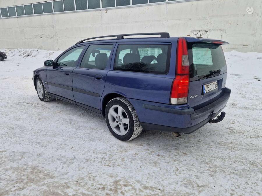 Zils Volvo V70 2003 Viļņa, ar dzinēja tilpumu 2.40 L un nobraukumu 445 tūkst. km par 1800 €, foto 2 vietnē AUTOMOTO.COM.LV