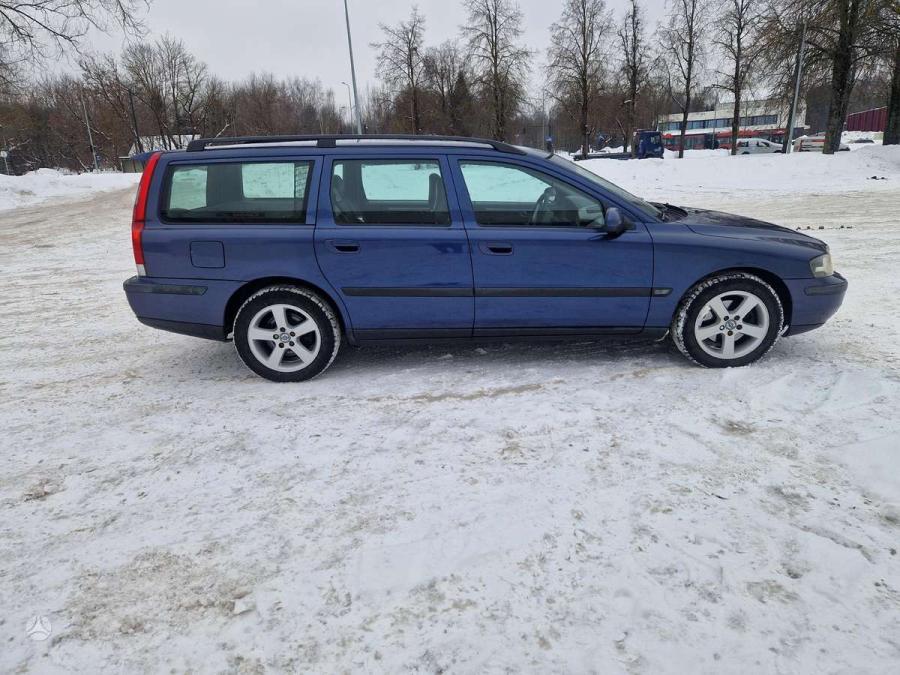 Zils Volvo V70 2003 Viļņa, ar dzinēja tilpumu 2.40 L un nobraukumu 445 tūkst. km par 1800 €, foto 5 vietnē AUTOMOTO.COM.LV