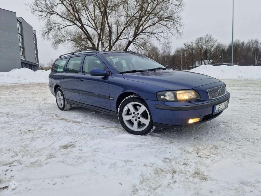 Zils Volvo V70 2003 Viļņa, ar dzinēja tilpumu 2.40 L un nobraukumu 445 tūkst. km par 1800 €, foto 17 vietnē AUTOMOTO.COM.LV
