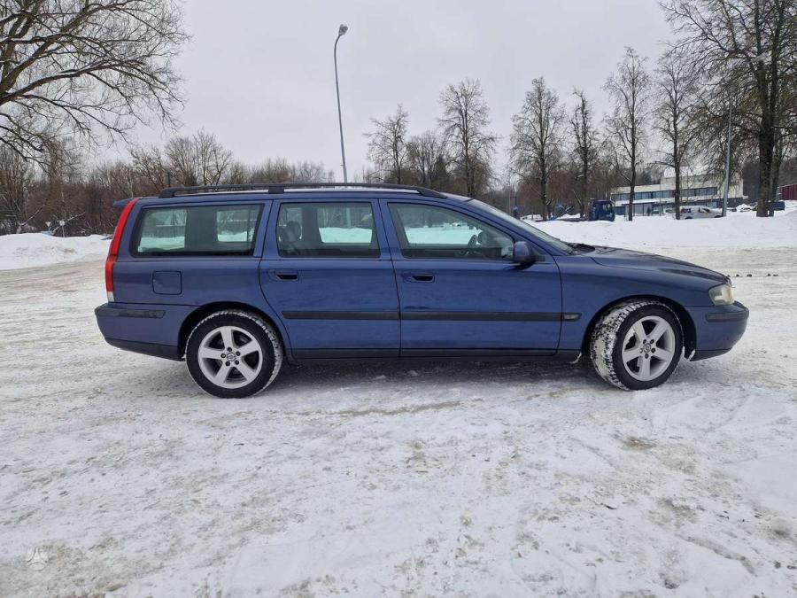Zils Volvo V70 2003 Viļņa, ar dzinēja tilpumu 2.40 L un nobraukumu 445 tūkst. km par 1800 €, foto 21 vietnē AUTOMOTO.COM.LV