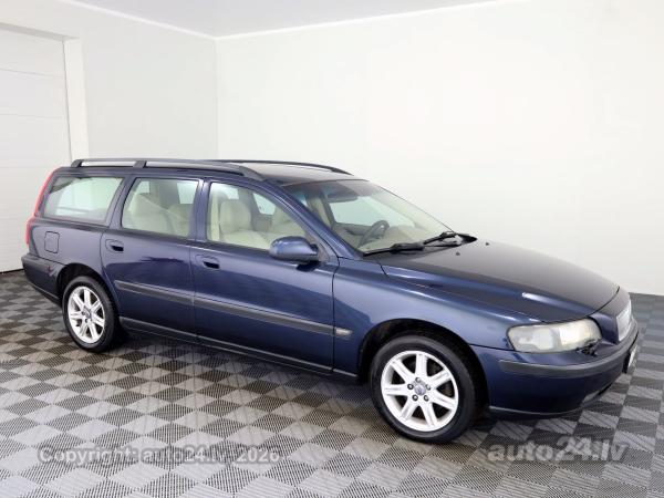 Blue Volvo V70 2003 in Tallinn, with an engine capacity of 2.40 L and mileage of 304 thousand km for 1499 €, photo 1 on AUTOMOTO.COM.LV