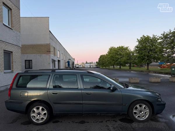 Blue Volvo V70 2003 in Alytus, with an engine capacity of 2.40 L and mileage of 349 thousand km for 1490 €, photo 6 on AUTOMOTO.COM.LV