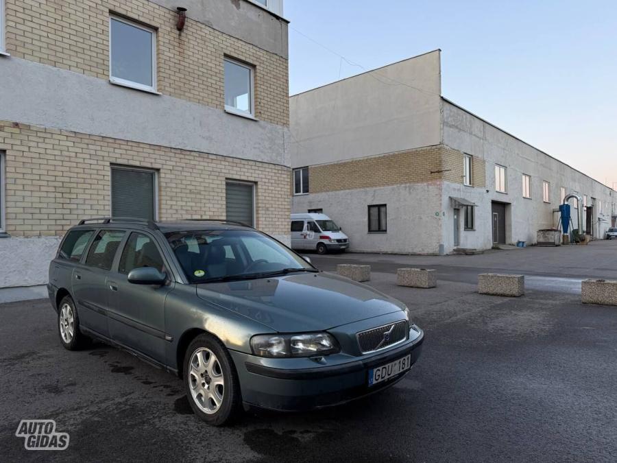 Blue Volvo V70 2003 in Alytus, with an engine capacity of 2.40 L and mileage of 349 thousand km for 1490 €, photo 8 on AUTOMOTO.COM.LV