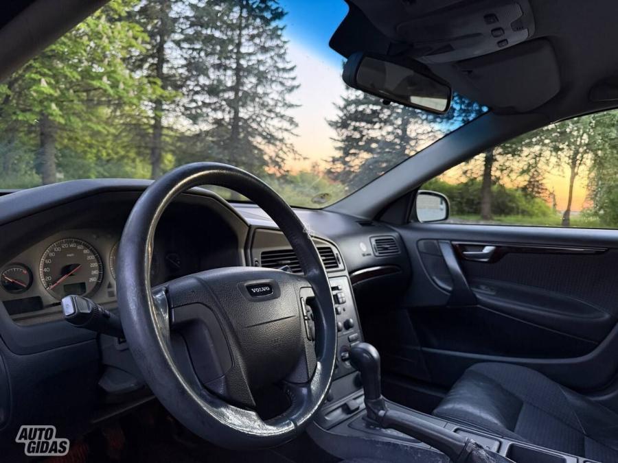 Blue Volvo V70 2003 in Alytus, with an engine capacity of 2.40 L and mileage of 349 thousand km for 1490 €, photo 9 on AUTOMOTO.COM.LV