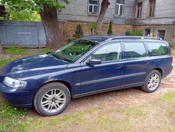 Синий Вольво В70 2003 в Рига, объемом двигателя 2.40 л и пробегом 420 тыс. км за 700 €, фото 1 на AUTOMOTO.COM.LV