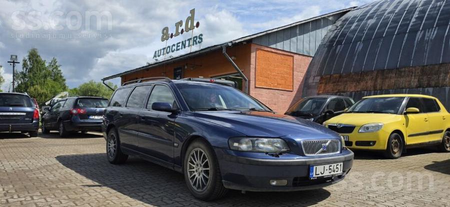 Blue Volvo V70 2003 in Valmiera, with an engine capacity of 2.40 L and mileage of 369 thousand km for 1300 €, photo 1 on AUTOMOTO.COM.LV