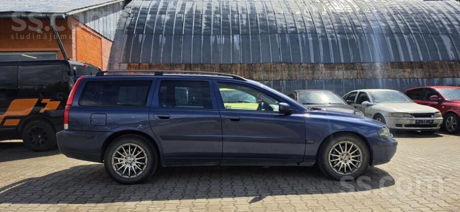 Blue Volvo V70 2003 in Valmiera, with an engine capacity of 2.40 L and mileage of 369 thousand km for 1300 €, photo 3 on AUTOMOTO.COM.LV
