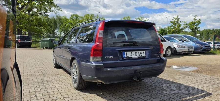 Blue Volvo V70 2003 in Valmiera, with an engine capacity of 2.40 L and mileage of 369 thousand km for 1300 €, photo 5 on AUTOMOTO.COM.LV