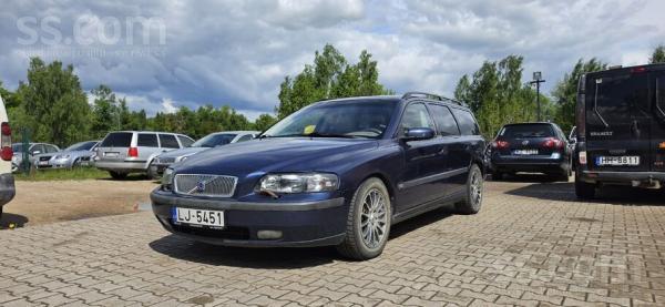 Blue Volvo V70 2003 in Valmiera, with an engine capacity of 2.40 L and mileage of 369 thousand km for 1300 €, photo 6 on AUTOMOTO.COM.LV