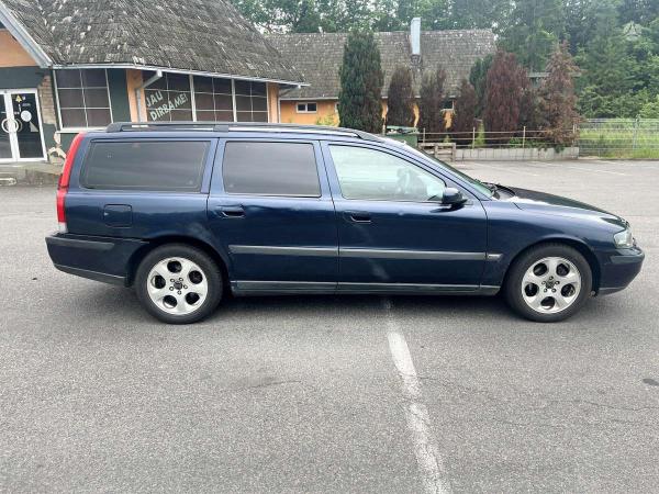 Zils Volvo V70 2003 Viļņa, ar dzinēja tilpumu 2.40 L un nobraukumu 353 tūkst. km par 1200 €, foto 5 vietnē AUTOMOTO.COM.LV