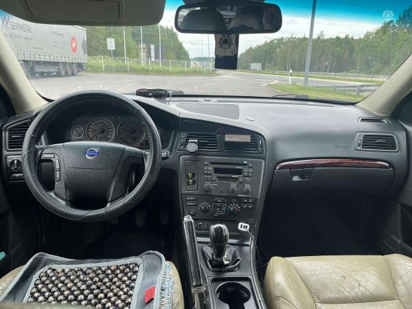 Zils Volvo V70 2003 Viļņa, ar dzinēja tilpumu 2.40 L un nobraukumu 353 tūkst. km par 1200 €, foto 7 vietnē AUTOMOTO.COM.LV