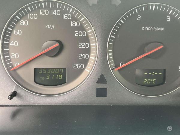 Zils Volvo V70 2003 Viļņa, ar dzinēja tilpumu 2.40 L un nobraukumu 353 tūkst. km par 1200 €, foto 8 vietnē AUTOMOTO.COM.LV