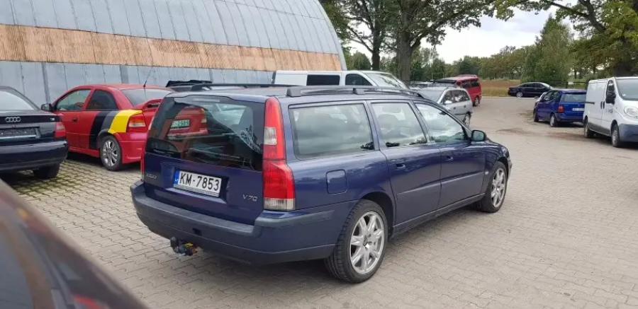 Blue Volvo V70 2003 in Valmiera, with an engine capacity of 2.40 L and mileage of 330 thousand km for 1850 €, photo 4 on AUTOMOTO.COM.LV