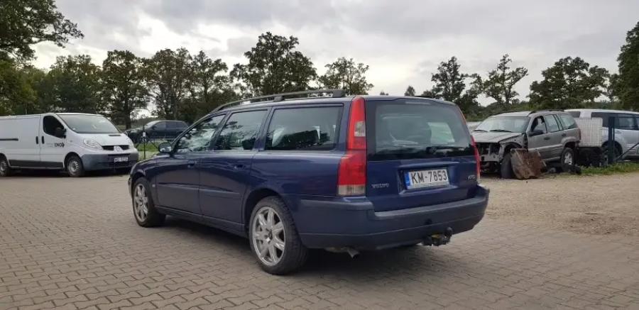 Blue Volvo V70 2003 in Valmiera, with an engine capacity of 2.40 L and mileage of 330 thousand km for 1850 €, photo 6 on AUTOMOTO.COM.LV