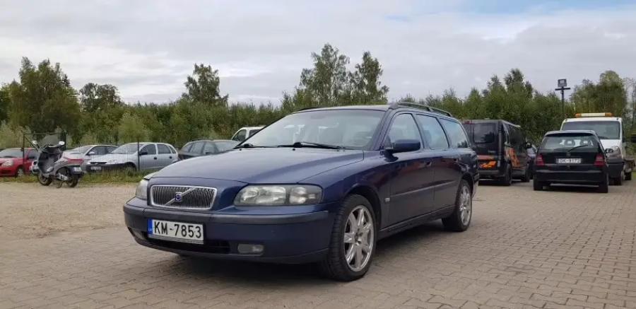 Blue Volvo V70 2003 in Valmiera, with an engine capacity of 2.40 L and mileage of 330 thousand km for 1850 €, photo 8 on AUTOMOTO.COM.LV