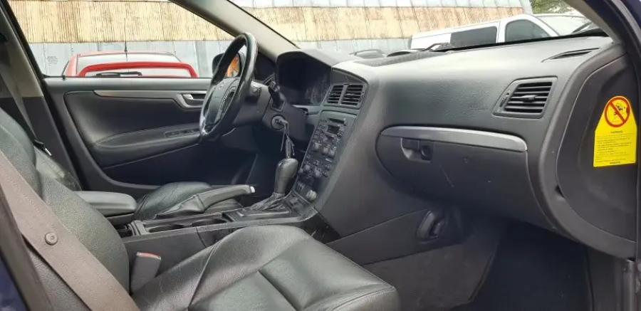 Blue Volvo V70 2003 in Valmiera, with an engine capacity of 2.40 L and mileage of 330 thousand km for 1850 €, photo 11 on AUTOMOTO.COM.LV