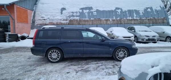 Zils Volvo V70 2003 Valmiera, ar dzinēja tilpumu 2.40 L un nobraukumu 388 tūkst. km par 1350 €, foto 2 vietnē AUTOMOTO.COM.LV