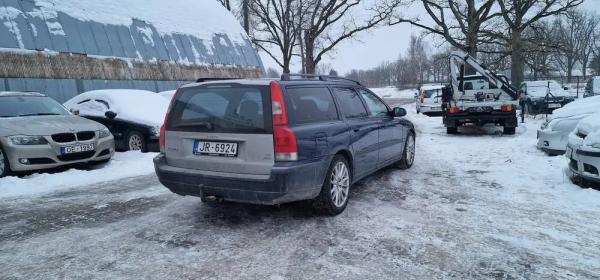Zils Volvo V70 2003 Valmiera, ar dzinēja tilpumu 2.40 L un nobraukumu 388 tūkst. km par 1350 €, foto 3 vietnē AUTOMOTO.COM.LV