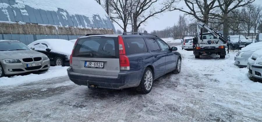 Zils Volvo V70 2003 Valmiera, ar dzinēja tilpumu 2.40 L un nobraukumu 388 tūkst. km par 1350 €, foto 4 vietnē AUTOMOTO.COM.LV