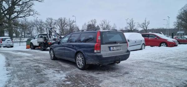 Zils Volvo V70 2003 Valmiera, ar dzinēja tilpumu 2.40 L un nobraukumu 388 tūkst. km par 1350 €, foto 4 vietnē AUTOMOTO.COM.LV