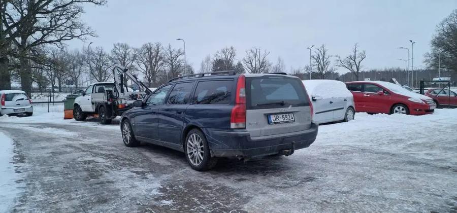 Zils Volvo V70 2003 Valmiera, ar dzinēja tilpumu 2.40 L un nobraukumu 388 tūkst. km par 1350 €, foto 5 vietnē AUTOMOTO.COM.LV