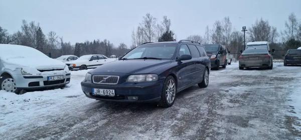 Zils Volvo V70 2003 Valmiera, ar dzinēja tilpumu 2.40 L un nobraukumu 388 tūkst. km par 1350 €, foto 6 vietnē AUTOMOTO.COM.LV