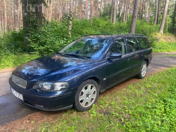 Blue Volvo V70 2003 in Jurmala, with an engine capacity of 2.40 L and mileage of 317 thousand km for 1550 €, photo 2 on AUTOMOTO.COM.LV