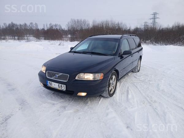 Blue Volvo V70 2004 in Gulbene, with an engine capacity of 2.40 L and mileage of 411 thousand km for 1995 €, photo 4 on AUTOMOTO.COM.LV