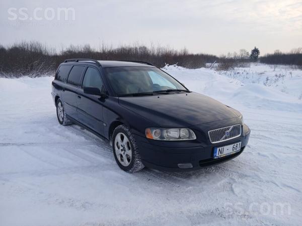 Blue Volvo V70 2004 in Gulbene, with an engine capacity of 2.40 L and mileage of 411 thousand km for 1995 €, photo 7 on AUTOMOTO.COM.LV
