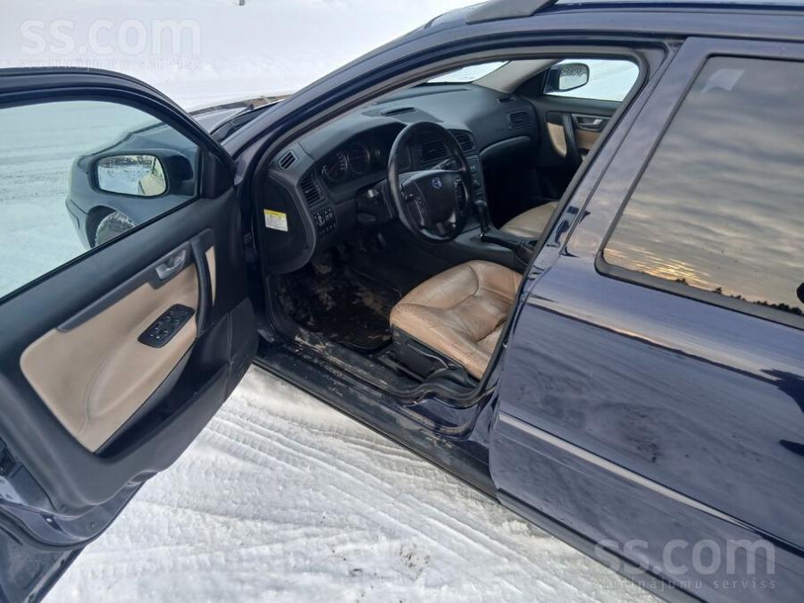 Zils Volvo V70 2004 Gulbene, ar dzinēja tilpumu 2.40 L un nobraukumu 411 tūkst. km par 1995 €, foto 13 vietnē AUTOMOTO.COM.LV