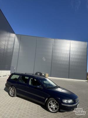 Zils Volvo V70 2004 Šauļi, ar dzinēja tilpumu 2.40 L un nobraukumu 330 tūkst. km par 1450 €, foto  vietnē AUTOMOTO.COM.LV