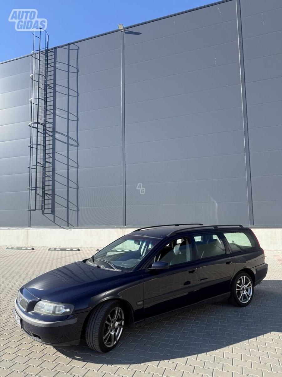 Zils Volvo V70 2004 Šauļi, ar dzinēja tilpumu 2.40 L un nobraukumu 330 tūkst. km par 1450 €, foto 3 vietnē AUTOMOTO.COM.LV