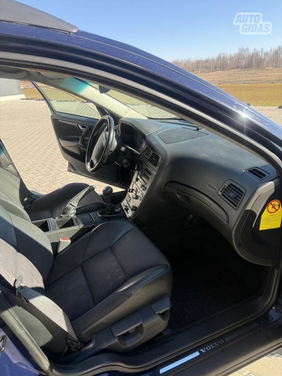 Zils Volvo V70 2004 Šauļi, ar dzinēja tilpumu 2.40 L un nobraukumu 330 tūkst. km par 1450 €, foto 7 vietnē AUTOMOTO.COM.LV