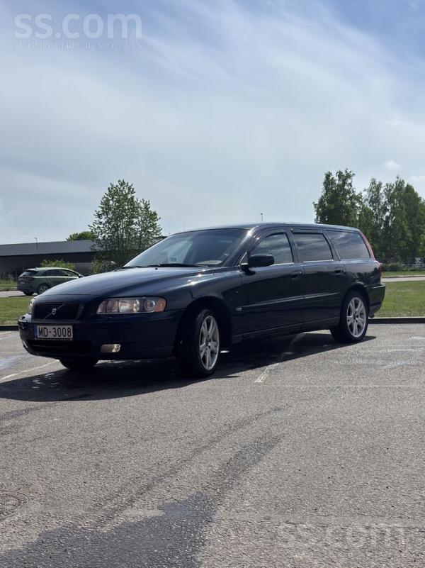 Blue Volvo V70 2004 in Riga, with an engine capacity of 2.40 L and mileage of 352 thousand km for 1600 €, photo 2 on AUTOMOTO.COM.LV