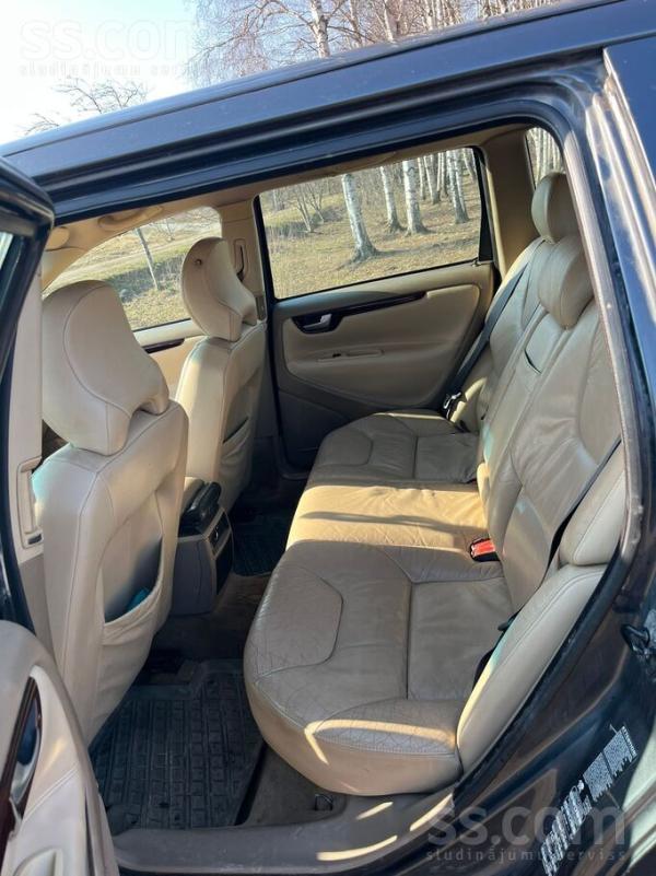 Blue Volvo V70 2004 in Tukums, with an engine capacity of 2.40 L and mileage of 0 thousand km for 1900 €, photo 5 on AUTOMOTO.COM.LV
